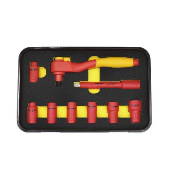 【発売日：2018年01月24日】【商品詳細】●重量(g)：960●IEC60900規格適合●通電状態での作業時、身体への感電を防ぎ、作業者の安全を守ります。3/8SQ絶縁リバーシブルラチェットハンドル200mm：E422383/8SQ絶縁...