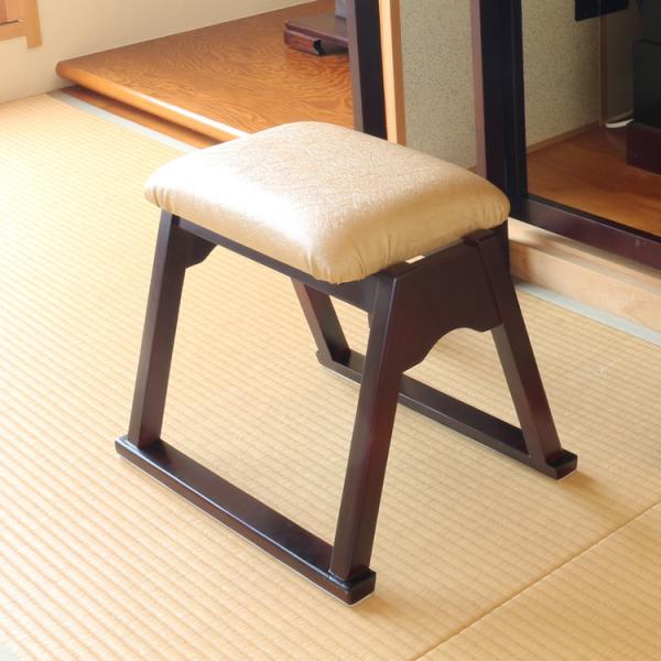 【発売日：2024年11月15日】[商品説明]使わない時は積み重ねができるので、コンパクトに収納可能！仏壇前の椅子として大活躍！天然木パイン材で軽くて女性の方でもラクに持ち運びできます。脚部裏面にはキズを付けにくいクッションシート付き。組立...