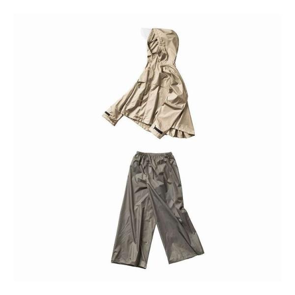 【発売日：2026年01月21日】【商品情報】●ワイドシルエットでゆったり、すっきり重ね着できるレインスーツです。●折込式透明つばや反射プリント付きです。●タオルも入る内ポケットもあります。●ワイドパンツなので、長靴やスニーカーをはいたまま...