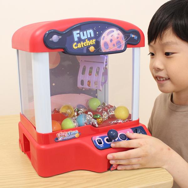 【発売日：2023年12月27日】【特長】・クレーンゲームをおうちでみんなで楽しめる商品です。・コインを入れたらゲームがスタート！・レバーでアームを動かす本格仕様です。・12枚のコインが付属しています。【商品名】UFOクレーンゲーム　ミニ【...