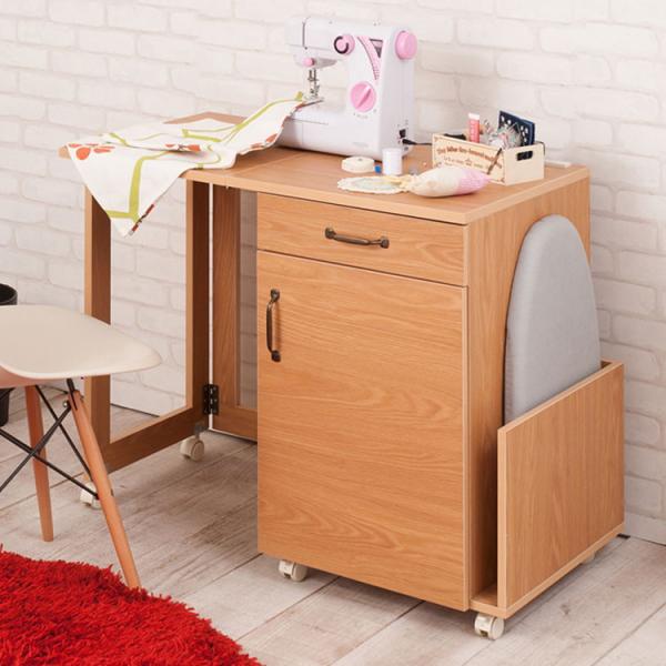 【発売日：2025年09月08日】コンセントも付属し、ミシンやアイロンを使うのに最適な天板奥に配備。引出し内に組み換えや取り外しができる万能仕切り板が付属。扉内に棚板が付いて何かと収納に便利。サイドラックにはアイロン台や生地をストックなどあ...