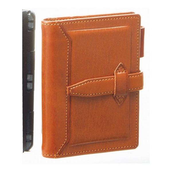 【発売日：2022年07月20日】【商品説明】特徴姫路のタンナーが日本産のステアハイド（成牛）をフルタンニンで2回鞣し、オイルとワックスをたっぷりと染込ませた重厚な革です。厚みもある革の為、通常のタンニン鞣しにかかる期間の1.5倍の時間をか...