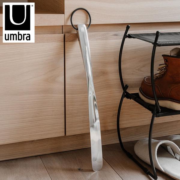 【発売日：2025年07月30日】■商品説明・光沢があり高級感溢れるシューホーンです。・アルミニウム素材を使用しているので丈夫で長く使うことが出来ます。・足のかかとに沿った丸みがあるデザインでスッと履くことができます。・フック付きなので、コ...