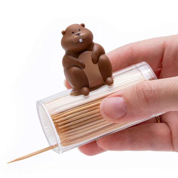 【発売日：2026年06月08日】【商品説明】かわいさと遊び心が詰まったピックホルダーです。ビーバーがひと休みしているようなユニークなデザインで使うたびに癒されます。透明ケースで中身が見えるので、残量が把握できて便利です。デザイン性と機能性...