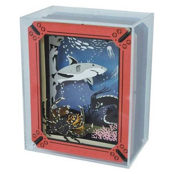 【発売日：2023年07月24日】■商品説明組み立てて完成した「ペーパーシアター」を大切に保管しながら飾ることができます。完成サイズが80×100×42mm以内なら、縦柄でも横柄でも入ります。■サイズ100×120×75cm■重さ999g