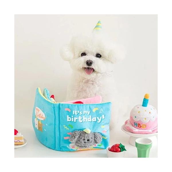 【発売日：2024年08月23日】【商品説明】知育トイシリーズ楽しい仕掛けが満載のノーズワークプレイブックポイント● 6ページにもわたる本型おもちゃ● ピーピー音やカシャカシャ音で愛犬の好奇心を刺激● 各ページにおやつを隠すことができるポケ...