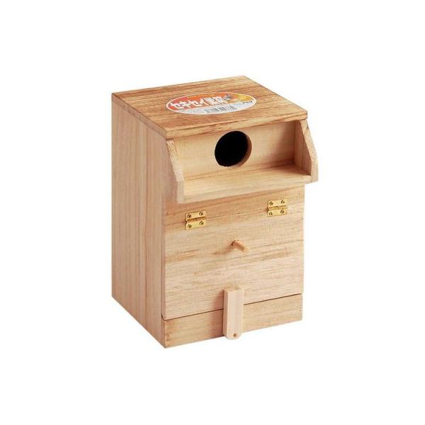 【発売日：2022年12月26日】【商品説明】セキセイインコに最適な形状の巣箱です。下部の扉が開閉でき、ストッパーもついています。・材質/素材プラタナス(スズカケノキ)・原産国または製造地中国・諸注意本品は小鳥専用です。他の目的には使用しな...