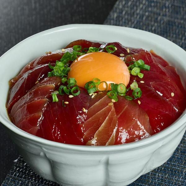 【発売日：2024年06月07日】忙しい方でも簡単！まな板いらずで、パックのまま流水に4〜5分程つけていただくだけで解凍できます。漬けまぐろは、お子様から年配の方まで召し上がりやすいように甘めの味付けとなっております。酢飯や白米の上にきれい...