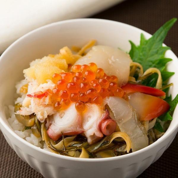 【発売日：2024年04月11日】【商品特徴】７種類の海鮮具材をあしらった豪華松前漬けです。【商品区分】食品【保存方法】冷凍【原材料(アレルギー表記含む)】松前漬（いか、醤油、砂糖、還元水飴、昆布、発酵調味料、その他）（国内製造）、ほたて、...