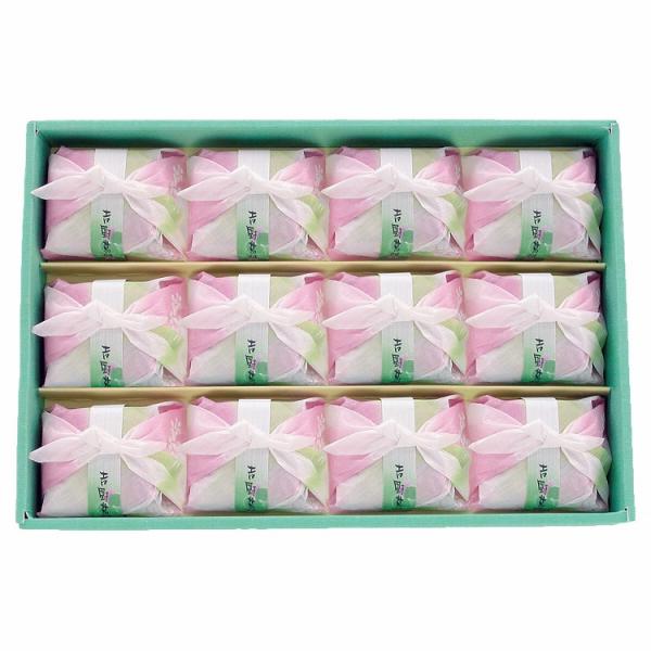 【発売日：2024年09月26日】食べきりサイズのかわいらしい風呂敷に包んだ葛餅のギフトセット。鎌倉時代より吉野山に続く旧家で食べられていた葛餅の味を餅職人にお願いし、日持ちする葛餅として再現してもらいました。本葛ならではのツヤとコシをお楽...