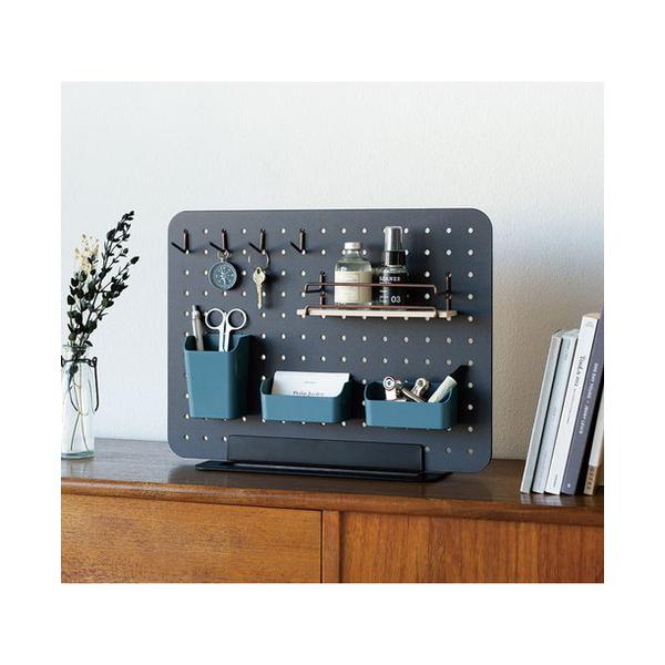 【発売日：2023年11月14日】【商品スペック】特長●壁面収納としても用いられているペグボードの自由なカスタマイズ性はそのままに、工具不要な手軽さを卓上で実現しました。用途●机上の収納に。仕様仕様２●製品寸法：約W68×D50×H95mm...