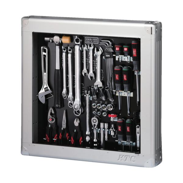 【発売日：2025年05月21日】特長●さまざまな空間に自在にフィットする壁掛けタイプのケースを採用した工具セットです。●スライドシャッター（施錠可能）により、大切な工具を守ります。●（鍵別売）●ケースに製品の影絵を施し、工具の管理にも便利...