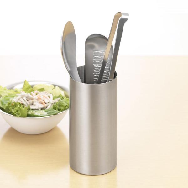 【発売日：2021年11月10日】【サイズ】約Φ70×高さ150mm【材質】18-8ステンレス底面：シリコーンゴム【生産国】日本【商品説明】キッチンツールをコンパクトに収納できるツールコンテナです。シリコーンゴム製の底面はツールを出し入れす...