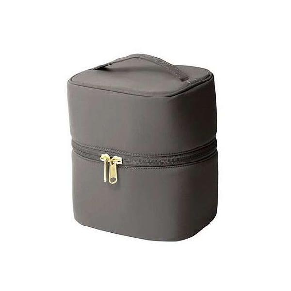 【発売日：2026年02月27日】「メイクアイテムを厳選しないと入らない」というお悩みがある方へのバニティポーチです。●素材:外側…ナイロン100%、内側…ポリウレタン100%●サイズ:横14.5×高さ17.5×マチ12cm●重さ:150g...