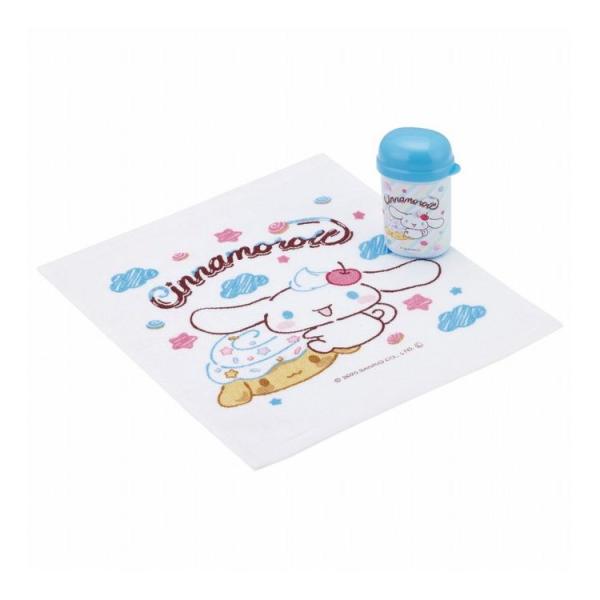 【発売日：2025年10月09日】【商品詳細】行楽や普段使いに便利なおしぼりとケースのセット。濡れたおしぼりを凍らせてお弁当と一緒に持つと保冷剤代わりになっておすすめです!名前シール付き。【商品サイズ(約)】ケース:60×50×108mmお...