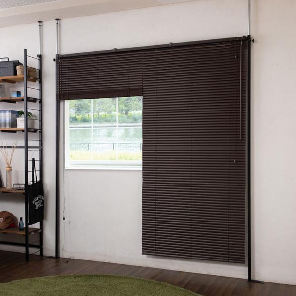 【発売日：2025年09月05日】賃貸マンション等に最適な壁にネジ穴を開けなくても設置できるブラインドが登場！突っ張り式で間仕切りにもなり使い方は無限大。扉など取っ払ってブラインドにすれば光量も調節できて、開放感＆お洒落な部屋に変身。シング...