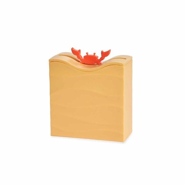 【発売日：2026年06月08日】【商品説明】赤いカニが楊枝を差し出してくれる爪楊枝入れです。砂浜をイメージした本体を持ち上げて下げるたびに、カニが再登場する遊び心あふれるアイテムです。ボックスに入っているので、お友達や大切な人へのプレゼン...
