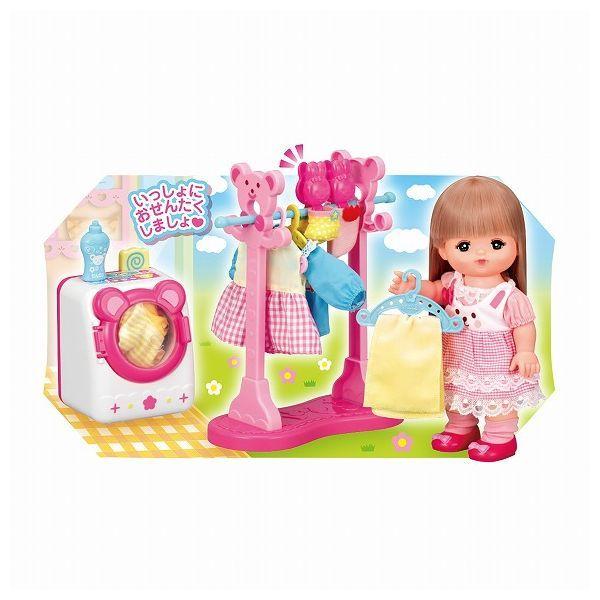 【発売日：2022年06月02日】【商品特長】ボタンを押すとドラムが本物の洗濯機みたいにぐるぐる回ります。ハンガーや物干し竿もついているのでお洗濯ごっこが楽しめます。【仕様】【対象年齢】3歳【安全基準】ST【生産国】カンボジア【電池使用/不...