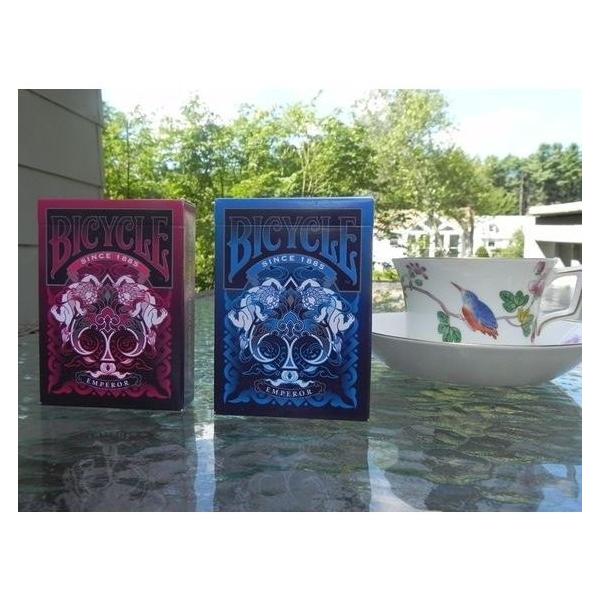 格調高きデザイナーズデック「エンペラー」。このデックセットは、もうほとんど市場に出回っていません。特に青デックは幻になりました。以前ならこのデックで優雅にポーカーでも楽しんだのでしょうが、現在では、このデックの封を切ってエームをしようという...