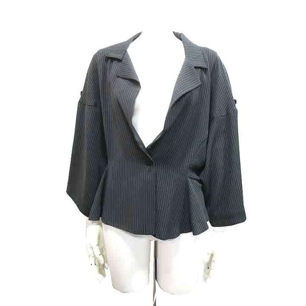 【ブランド/メーカー】HIROKO KOSHINO ヒロココシノ【カテゴリ】トップス 【色】グレー【サイズ】 38【サイズ詳細】 　　着丈約57cm、身幅約42cm、肩幅約-cm、袖丈約-cm、裄丈約62cm【素材】画像参照 【状態】USE...