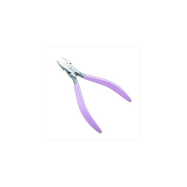 驚きの心地よい切れ味 多くのネイリストが愛用するプロフェッショナル仕様のネイルニッパーです。抜群の切れ味でデリケートな爪も優しくお手入れでき、切った断面は驚くほど滑らかに仕上がります。滑りづらく安全な樹脂グリップは３色（バイオレットピンク、...