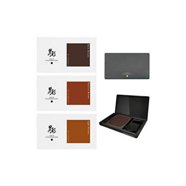 顔回りや分け目の気になる白髪にうるつやヘアファンデ2つの塗布具で様々な箇所の白髪を簡単にカバーしながら、3種の植物オイル※うるおいも同時にケアできるクリームタイプのヘアファンデーション。※アルガンオイル、アボガドオイル、マカデミアオイル●特...