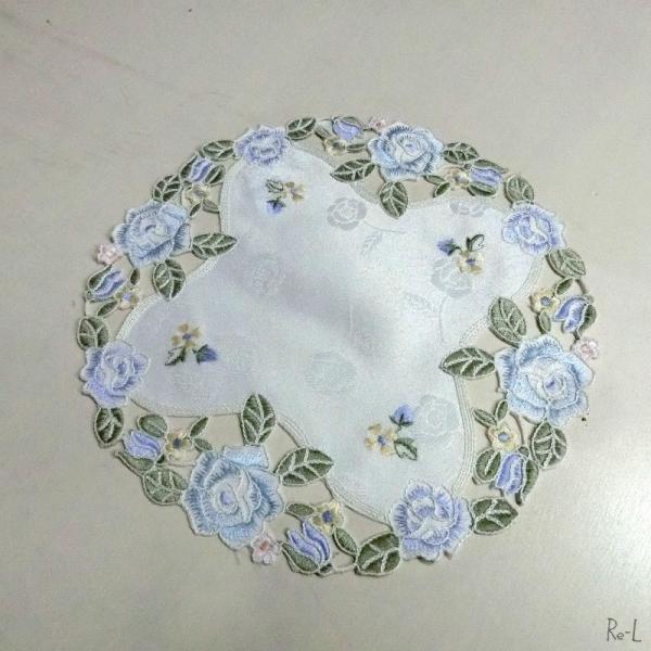 エレガントなドイリー　テーブルセンター　ベースマット　ローズ　ブルー　φ25cm　薔薇のトップクロスRE77715【メール便配送選択可】【エレガントなドイリー　テーブルクロス　ベースマット】