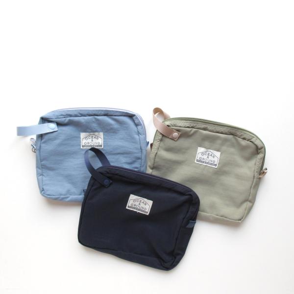 本体：レーヨン100%裏地・テープ：ポリエステル100%Made in China＊取り外し可能で便利なストラップ付き＊内側には仕切り布付き＊表面は撥水加工が施されており、お手入れも簡単＊丈：約18cm　巾：約22cm　マチ：約4.5cm