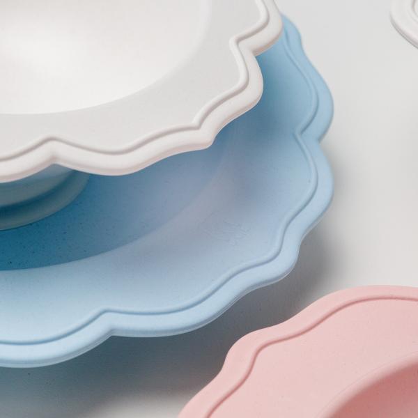 離乳食、料理を問わず使えるボウルと小皿のセットです。小皿には転倒防止の吸盤が付属しています。【セット内容】・プレート・ボウル【素材】バイオマスプラスチック（竹やセルロース等配合）【製造国】日本【対象年齢】0歳〜成人【サイズ・容量】〇ボウル&...