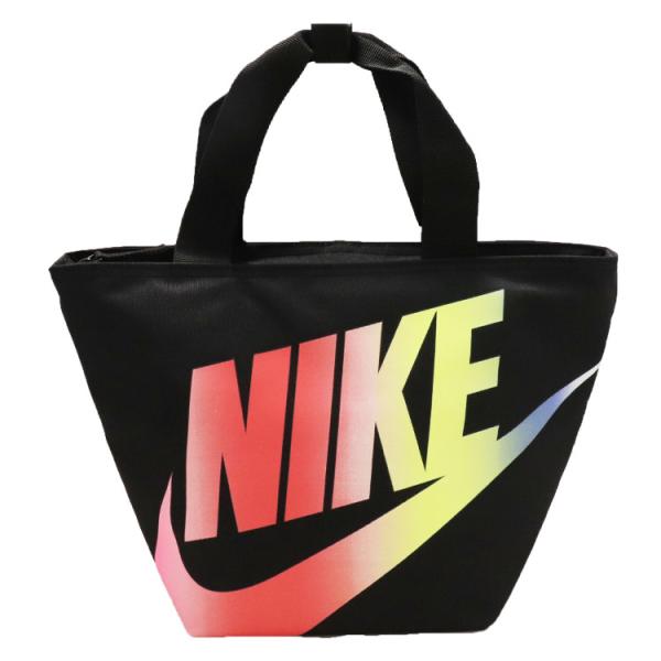 NIKE ランチトートバッグ・見た目以上の大容量で500mlペットボトル3本を収納できます。(画像は2本収納時）・保冷・保温・撥水加工なのでお手入れも簡単。・お弁当バッグやお買い物バックなどとしても活躍します。・台形フォルムに厚めの素材を使...