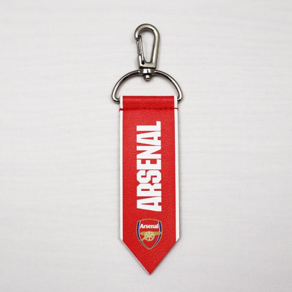 クラブ公式ライセンス商品英プレミアリーグの名門　アーセナルFCペナントデザインのキーホルダーサイズ：全長約13.5cm（ペナント 約9x3cm）素材：合成皮革　金属●追跡可能メール便　対応可