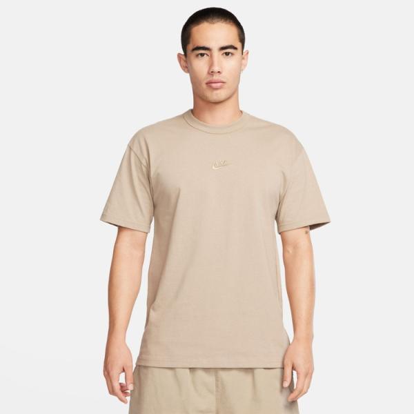 ゆったりとしたフィット感の厚手のコットン素材。ナイキ スポーツウェア プレミアム エッセンシャル Tシャツは、ゆったりとしたフィット感で、気楽で快適なスタイルを演出。 厚手のオーガニックコットン素材が、しっかりとした柔らかい肌触りを提供しま...