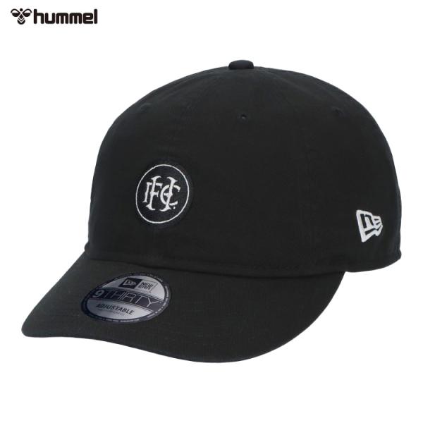 【H.FC】100年以上の長い歴史における　ヒュンメルのアーカイブからデザインを取り入れたフットボールカルチャーコレクションH.FCエンブレムをフロントにデザイン。カジュアルな形状で様々なシーンで活躍。アジャスター付きでサイズ調節も可能。シ...