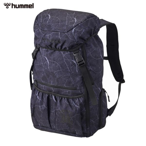 ボール収納・シューズ収納を備えた大容量のサッカー用バックパック。5号球に対応可能なボール収納はフラップ下へ、シューズ収納は側面下部に配置。背面下部に保冷生地を採用した補食ポケットを搭載し、ゼリー飲料や軽食の収納が可能。ブランド：ヒュンメル標...