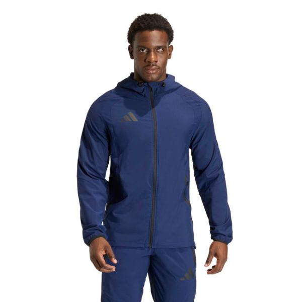 品番:JVB29/KD3334品名：ティロ26 トラベル ウインドブレーカー ジャケットカラー：チームネイビーブルー／ブラックメーカー希望小売価格：￥11,550(税込)ティロ トラベル ウィンドブレーカー ジャケットなら、周囲のサッカーラ...