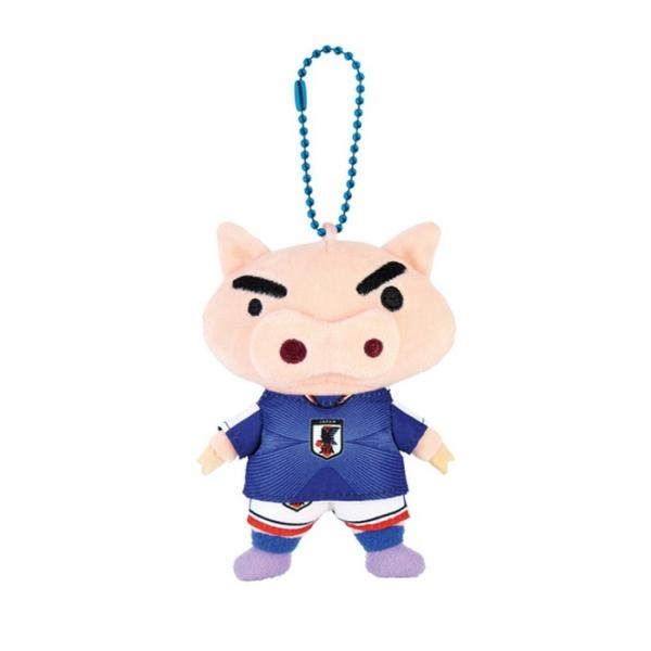 JFA公式ライセンス商品/ファングッズ大人気クレヨンしんちゃんコラボサッカー日本代表ユニフォームデザインを着たぶりぶりざえもんのボールチェーン付きマスコットです。素材：ポリエステルサイズ：約H125xW90xD50mm製造国：中国