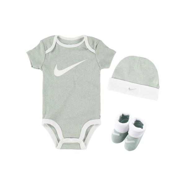 NIKE ナイキ ベビーセット商品SWOOSH HAT BODYSUIT BOOTIE 3点セットフロントに描かれたスウッシュロゴがシンプルなルックスのボディスーツ、ハット、ソックスの3点セット。ボディスーツはスナップボタンが付いているので...