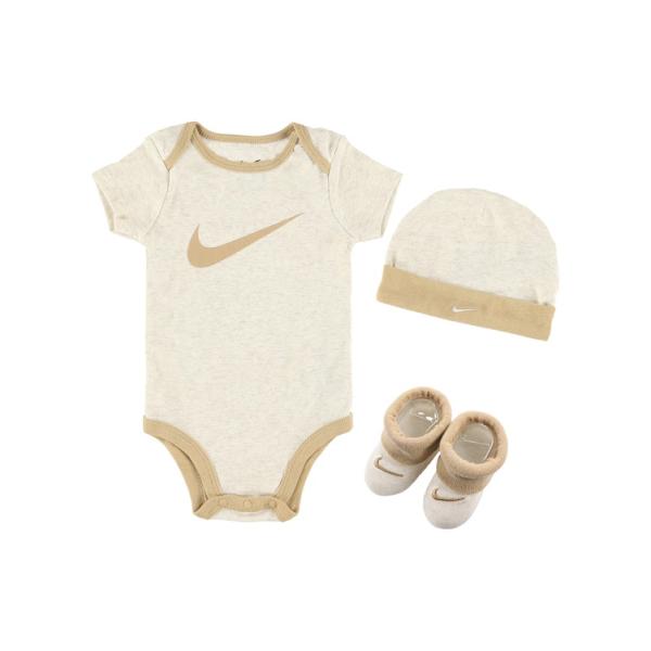 NIKE ナイキ ベビーセット商品SWOOSH HAT BODYSUIT BOOTIE 3点セットフロントに描かれたスウッシュロゴがシンプルなルックスのボディスーツ、ハット、ソックスの3点セット。ボディスーツはスナップボタンが付いているので...