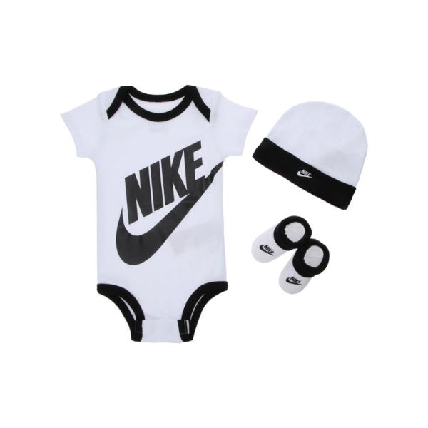 NIKE ナイキ ベビーセット商品FUTIRA LOGO ベビー3点セットボディスーツ、ハット、ソックスがセットになったギフトボックス。ナイキのロゴを大胆にあしらったデザインはスポーツ好きの家庭にぴったりなプレゼントです。コットンベースの柔...