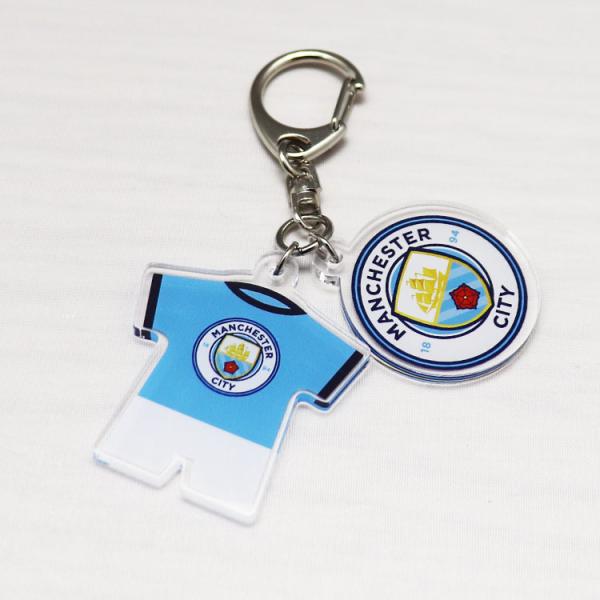クラブ公式ライセンス商品イングランド プレミアリーグ　マンチェスター・シティ定番のサポーターズアイテム。ユニフォーム型チャームとエンブレムチャームの2連仕様。サイズ:全長約10cm素材:アクリル、金属●追跡可能メール便　対応可