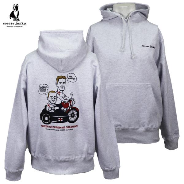 イラストレーターJERRY(ジェリー）氏とのコラボアイテム。フットボールの母国、イングランド。我らがイングランド！カラー：グレー素材：コットン100％