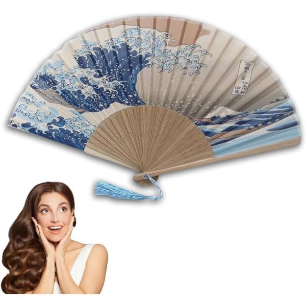 バリエーションコード : 2B2C0GKHW5「富嶽三十六景をあしらった扇子..」世界でもっともその名を知られた日本人がだれであろう、葛飾北斎。日本の浮世絵師として世界の名だたる画家に与えた人物です。その中でも代表する作品である富嶽三十六景...