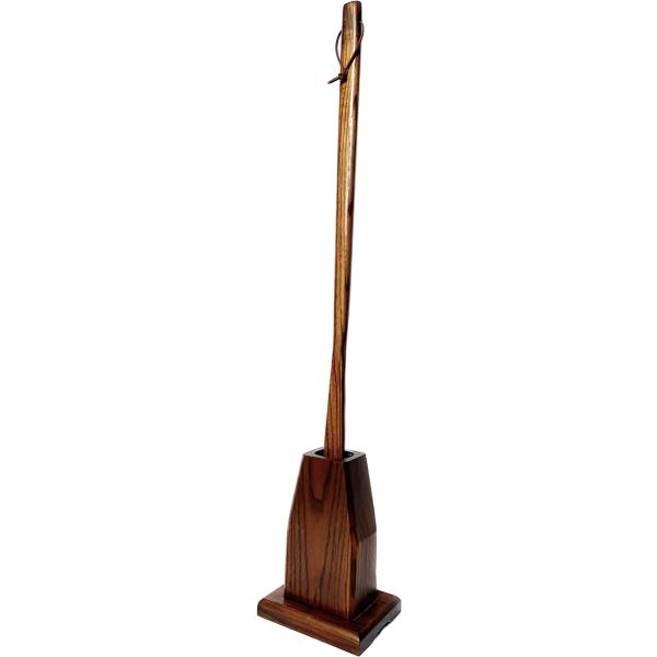 70cmの靴べらはかがまずに使える。どっしり安定したスタンド付きでどこに置いてもOK。防虫性に優れ、腐食しにくいとされるクスノキを職人が１つずつ手をかけて作りました。丁寧な加工で木目を生かした仕上がり、落ち着いたブラウンカラーはお住まいの雰...