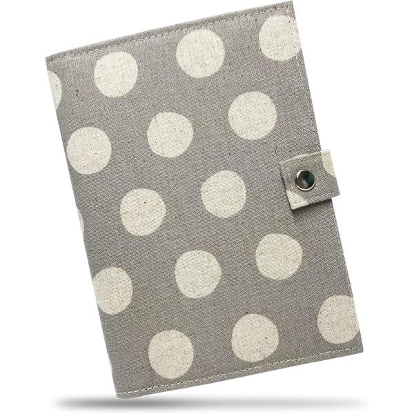 バリエーションコード : 2B2H50IOWJ・素材構成: 100% 綿・「通院時の必需品」病院に行く際、「あとは財布だけあれば大丈夫。」というくらいまとめて管理ができるお薬手帳入れです。お薬手帳はもちろん、診察券など様々なカード類が入るよ...