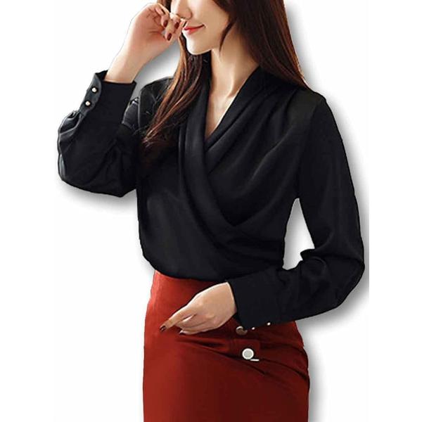 バリエーションコード : 2B2R84HG20・素材構成: 100% ポリエステル・光沢のあるサテン生地でエレガントな装いにぴったりのドレープブラウスのご紹介です。Ｖネックとドレープのラインが美しく、ビジネスシーンでも、デートやパーティーシ...