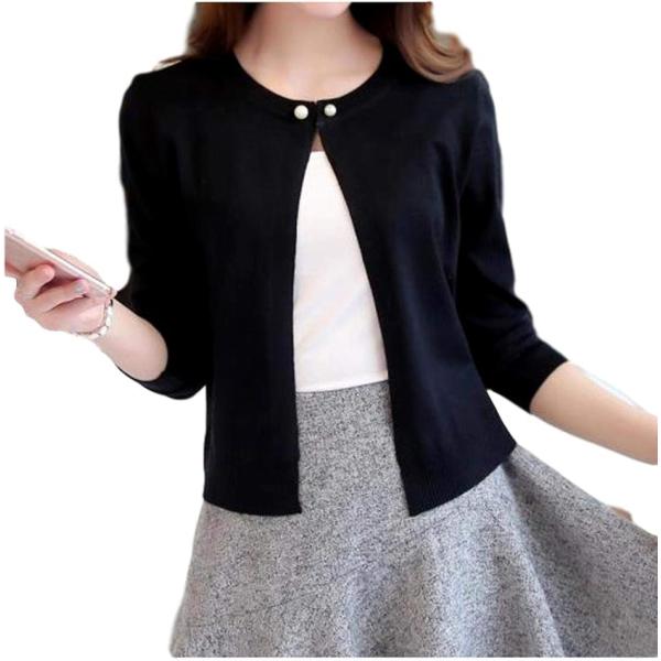 バリエーションコード : 2B62D2QG4L・素材構成: 100% 合繊・パールボタンがアクセントとなるシンプルなボレロ風カーディガンです。一年を通してお使いになって頂けます。・軽めで柔らかなデザインなので、どんなお洋服にも合わせやすく重...