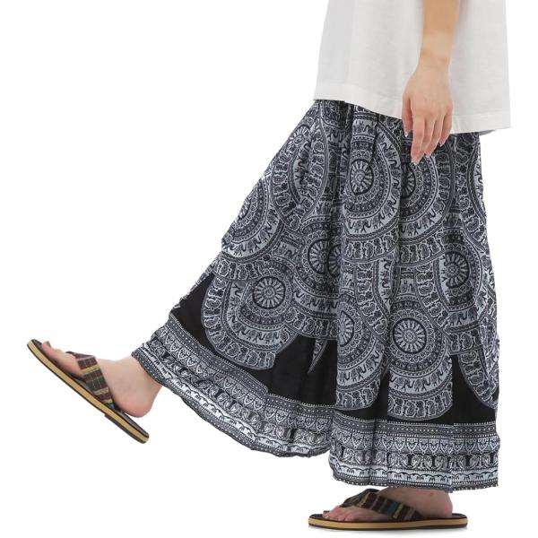 バリエーションコード : 2BUKKY69KD素材構成: 100% レーヨン民族柄のスカートです。ワンピース風にもなる２way仕様。幅広シャーリングゴムなので締め付け感がなく楽々着られます。着る位置によってスカートの丈も自由自在に変えられま...