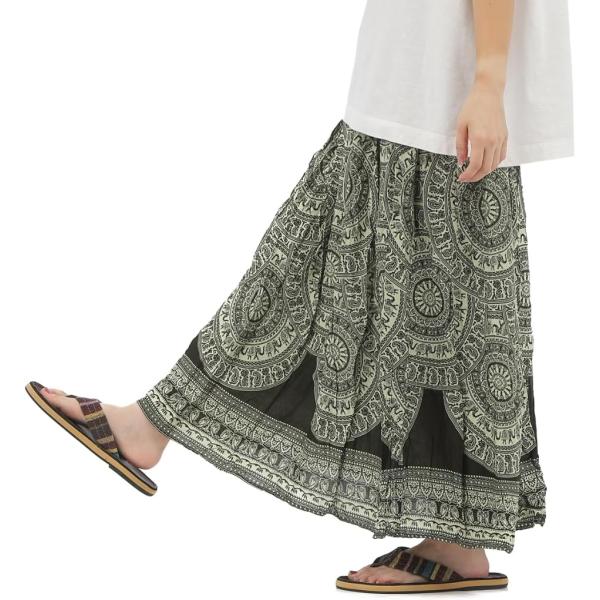 バリエーションコード : 2BUKKY69KD素材構成: 100% レーヨン民族柄のスカートです。ワンピース風にもなる２way仕様。幅広シャーリングゴムなので締め付け感がなく楽々着られます。着る位置によってスカートの丈も自由自在に変えられま...