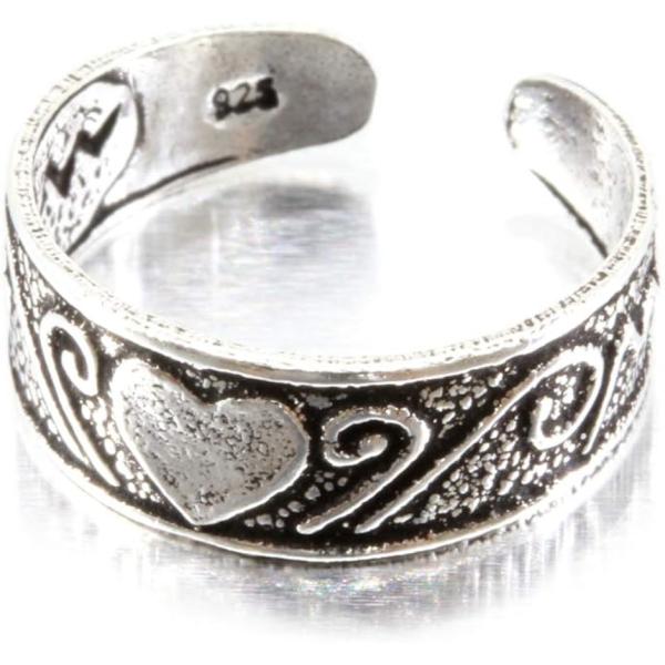 バリエーションコード : 2B8RQS5601メンズ用にデザインされたシンプルでかっこいいトゥリング。ビンテージ感溢れる燻しブラックが無骨な男性の足元にぴったりですリングの裏側まで模様が施された手の込んだ仕上がり。愛着の湧く一品です裸足やサ...