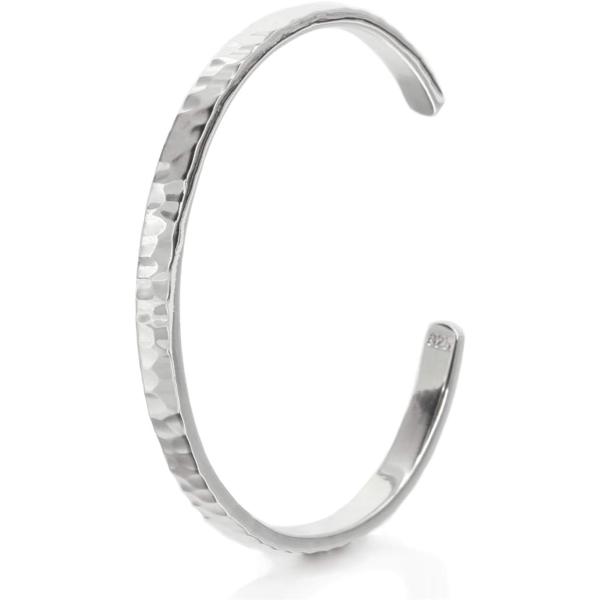 ・「 材 質 」 スターリングシルバー（銀純度92.5%) 「 重 さ 」 22g・「 フリーサイズ 」内周15cm + 開口部5cmくらいまで。幅4mm、厚さ2mm・＊開口部は柔らかい材質なので大きさが変わります。・表面に槌目加工が施され...